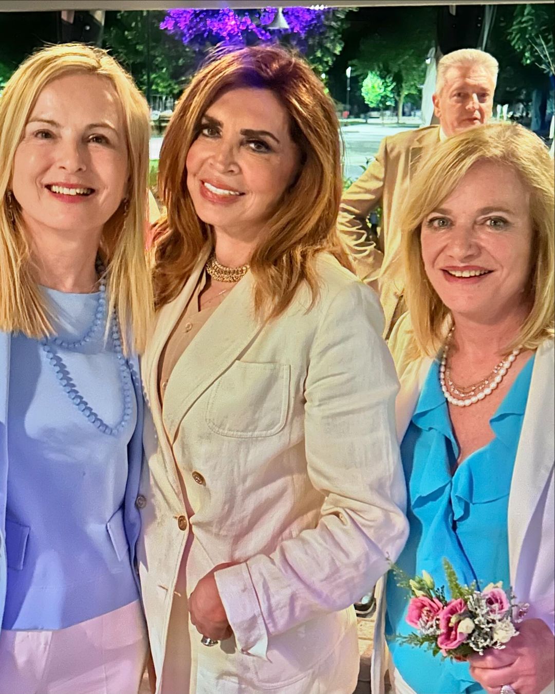 Μιμή Ντενίση: Το συγκλονιστικό total neutral look - Chic λινό σακάκι & classy γόβες (φωτό ...